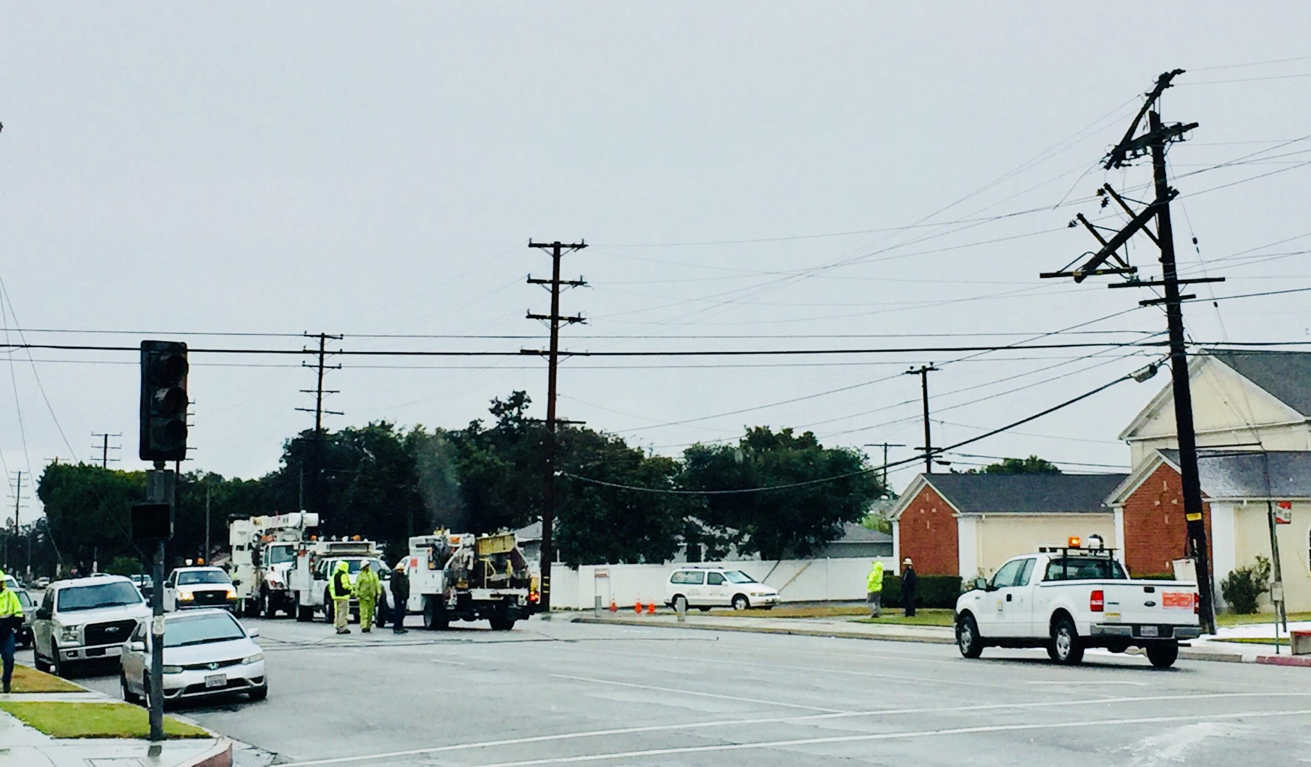 Snapped power pole, downed lines cause power outage in East Long Beach ...