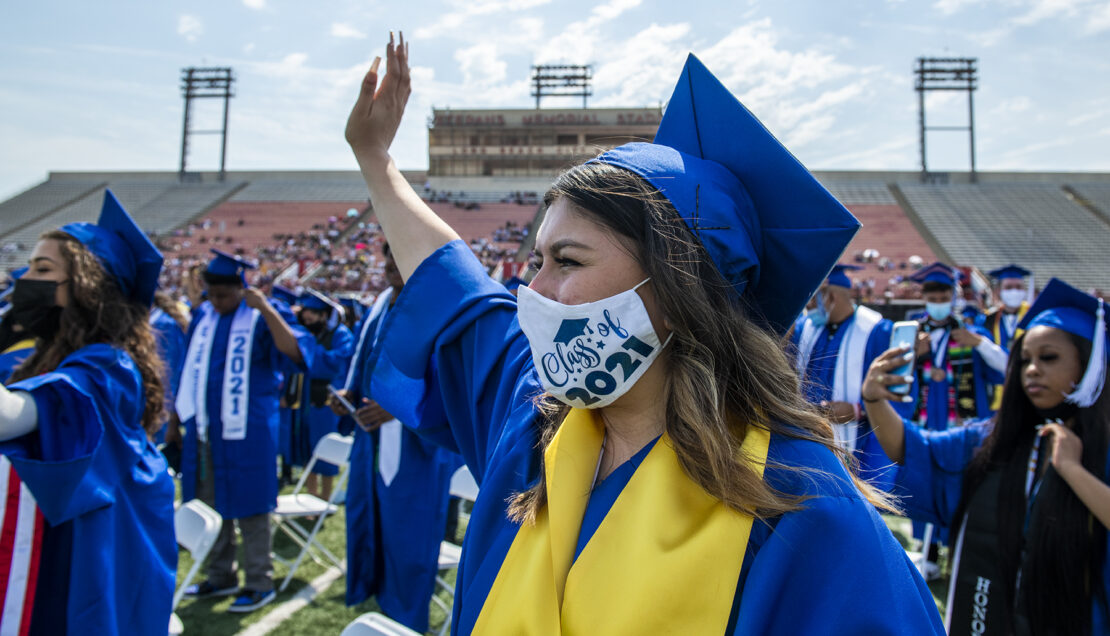 IN PICTURES: More than 400 graduate from Jordan High School • Long ...