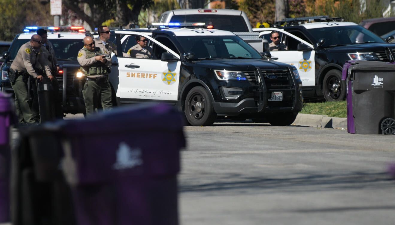 Woman with rifle sparks car chase, standoff near Lakewood-Long Beach ...