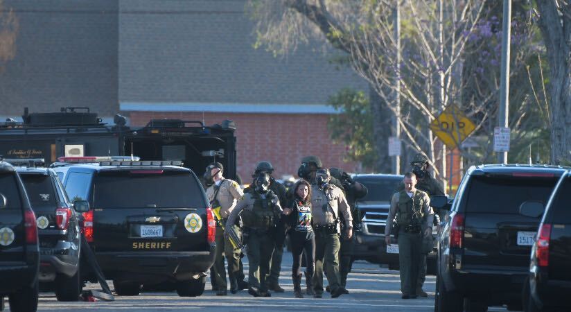 Woman with rifle sparks car chase, standoff near Lakewood-Long Beach ...