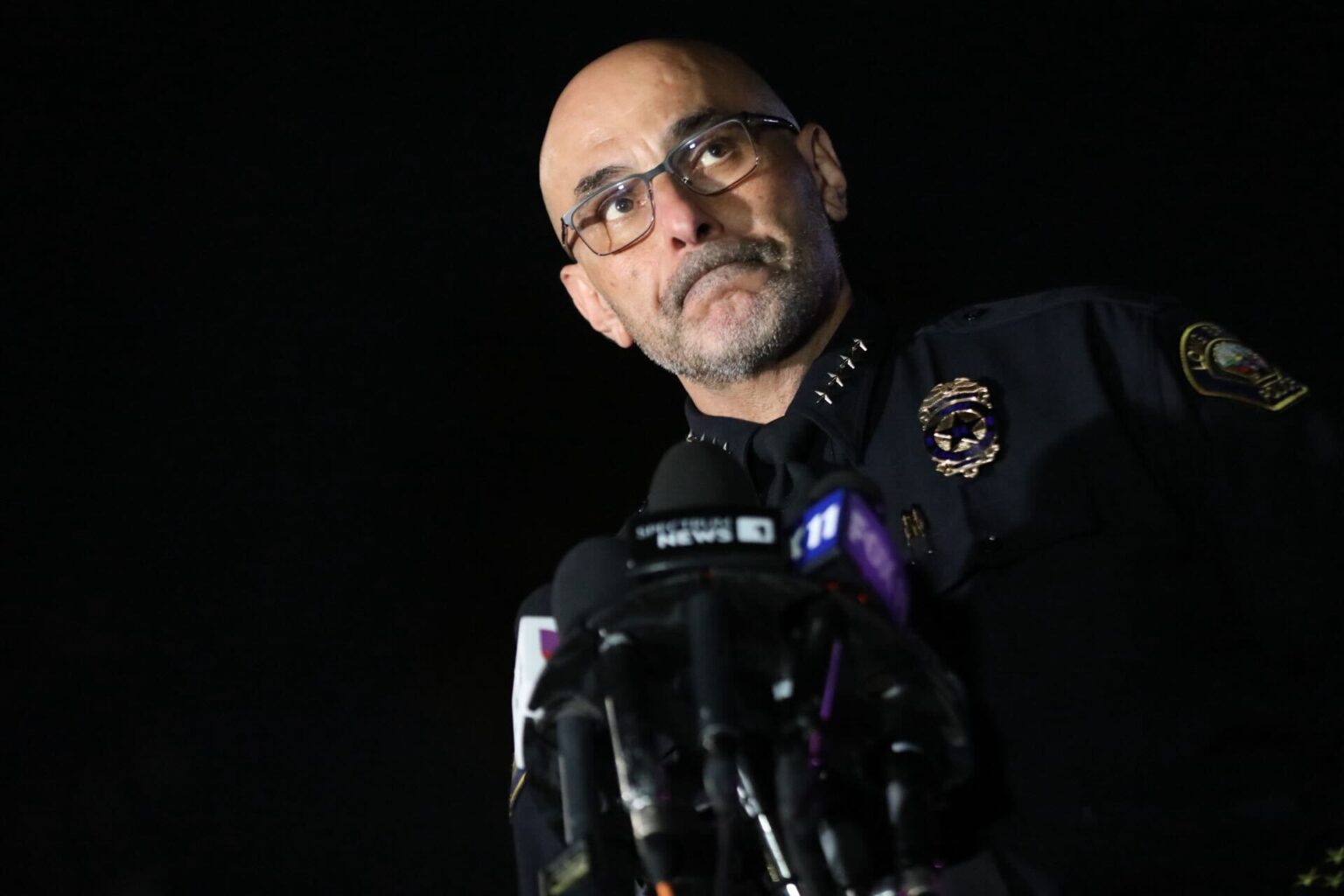 Officer wounded, gunman dead after standoff outside North Long Beach ...